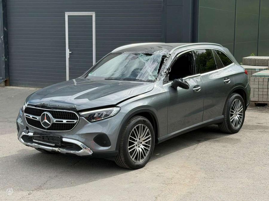 Pelēks Mercedes-Benz GLC 220 2023 Kauņa, ar dzinēja tilpumu 1.95 L un nobraukumu 49 tūkst. km par 28650 €, foto 3 vietnē AUTOMOTO.COM.LV