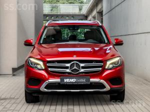 Red Mercedes-Benz GLC 220 2017 in Riga, with an engine capacity of 2.20 L and mileage of 127 thousand km for 23900 €, photo 3 on AUTOMOTO.COM.LV