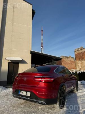 Red Mercedes-Benz GLC 220 2018 in Liepaja, with an engine capacity of 2.00 L and mileage of 137 thousand km for 29500 €, photo 2 on AUTOMOTO.COM.LV