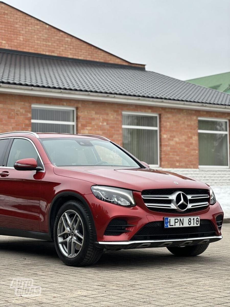 Red Mercedes-Benz GLC 220 2018 in Vilnius, with an engine capacity of 2.10 L and mileage of 292 thousand km for 17900 €, photo 2 on AUTOMOTO.COM.LV