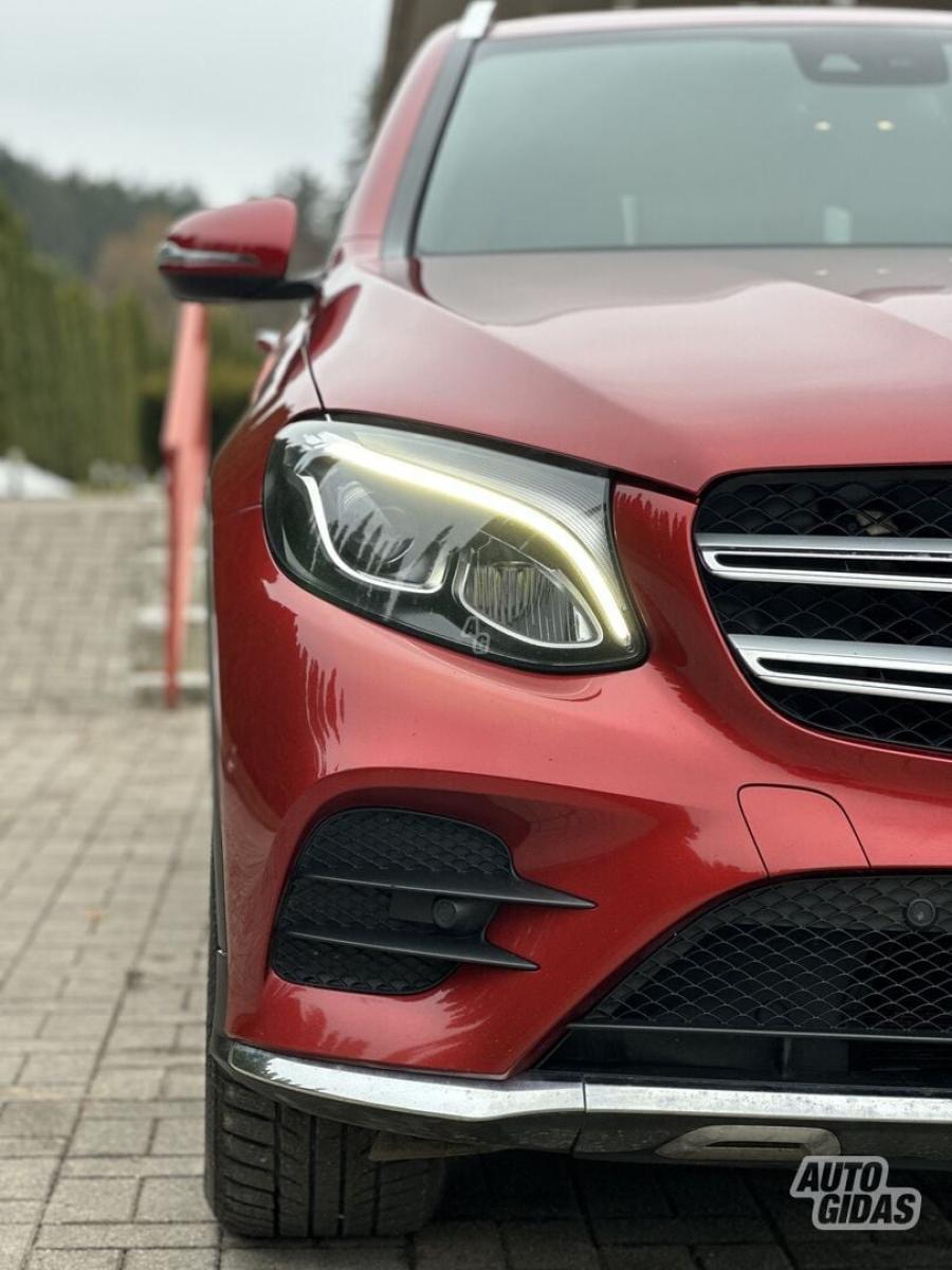 Red Mercedes-Benz GLC 220 2018 in Vilnius, with an engine capacity of 2.10 L and mileage of 292 thousand km for 17900 €, photo 4 on AUTOMOTO.COM.LV