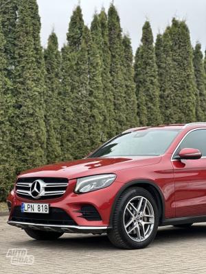 Red Mercedes-Benz GLC 220 2018 in Vilnius, with an engine capacity of 2.10 L and mileage of 292 thousand km for 17900 €, photo 5 on AUTOMOTO.COM.LV