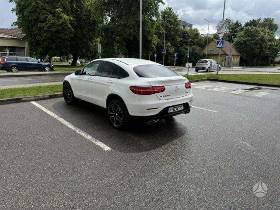 White Mercedes-Benz GLC 220 2019 in Jonava, with an engine capacity of 2.14 L and mileage of 118 thousand km for 32999 €, photo 1 on AUTOMOTO.COM.LV