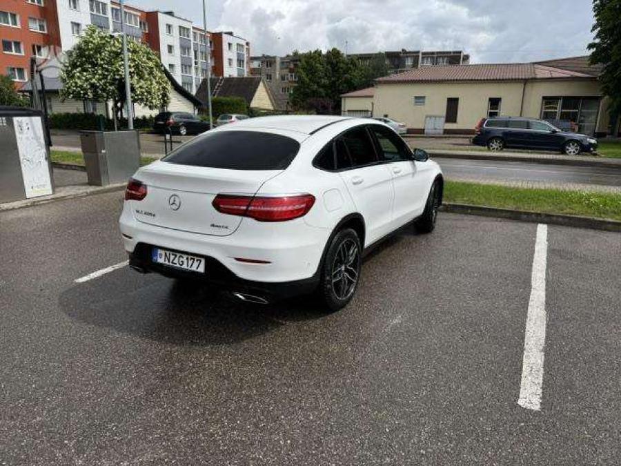 White Mercedes-Benz GLC 220 2019 in Jonava, with an engine capacity of 2.14 L and mileage of 118 thousand km for 32999 €, photo 3 on AUTOMOTO.COM.LV
