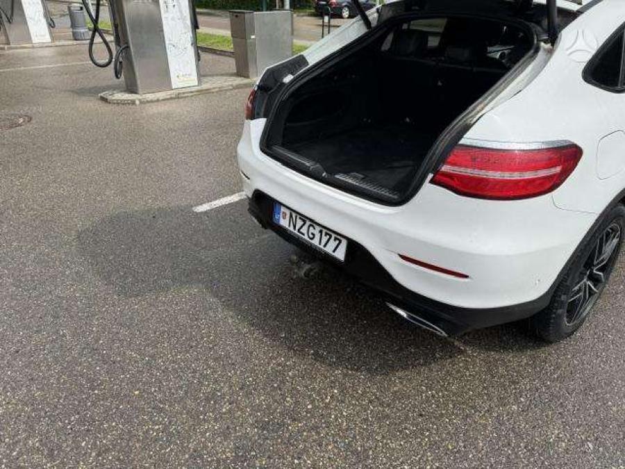 White Mercedes-Benz GLC 220 2019 in Jonava, with an engine capacity of 2.14 L and mileage of 118 thousand km for 32999 €, photo 4 on AUTOMOTO.COM.LV