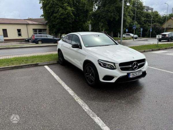 White Mercedes-Benz GLC 220 2019 in Jonava, with an engine capacity of 2.14 L and mileage of 118 thousand km for 32999 €, photo 5 on AUTOMOTO.COM.LV