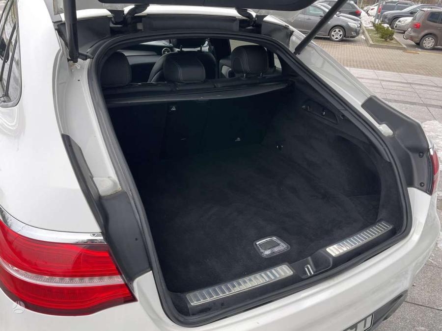 White Mercedes-Benz GLC 220 2019 in Jonava, with an engine capacity of 2.14 L and mileage of 118 thousand km for 32999 €, photo 8 on AUTOMOTO.COM.LV