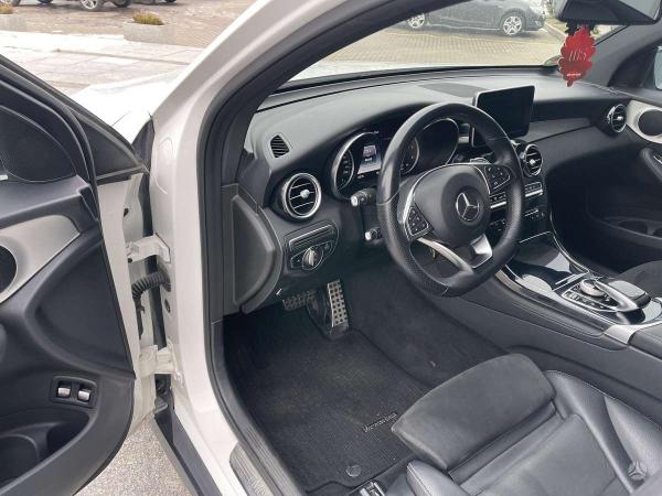 White Mercedes-Benz GLC 220 2019 in Jonava, with an engine capacity of 2.14 L and mileage of 118 thousand km for 32999 €, photo 9 on AUTOMOTO.COM.LV