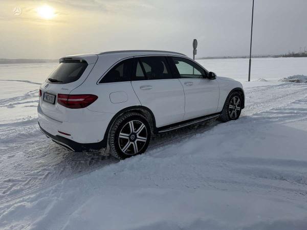 White Mercedes-Benz GLC 220 2016 in Vievis, with an engine capacity of 2.14 L and mileage of 278 thousand km for 17250 €, photo 6 on AUTOMOTO.COM.LV