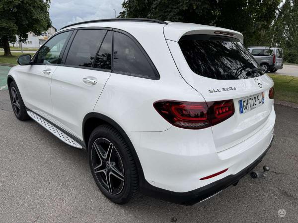 White Mercedes-Benz GLC 220 2022 in Taurage, with an engine capacity of 1.95 L and mileage of 236 thousand km for 26300 €, photo 5 on AUTOMOTO.COM.LV