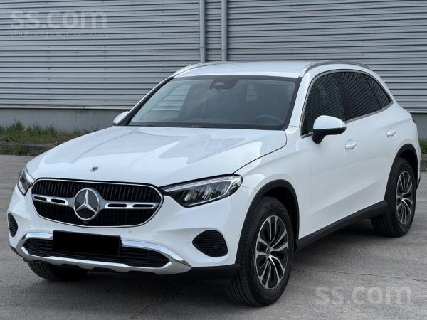 Белый Мерседес ГЛЦ 220 2023 в Рига, объемом двигателя 2.00 л и пробегом 6 тыс. км за 42800 €, фото 2 на AUTOMOTO.COM.LV