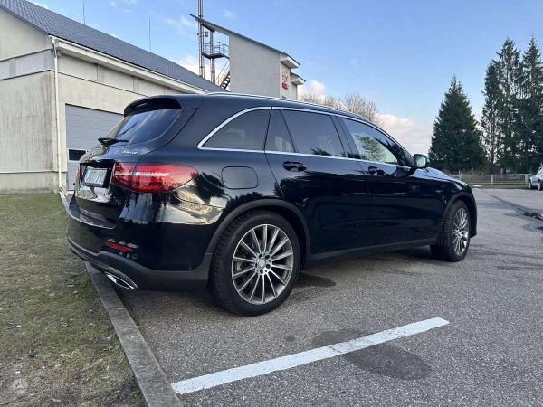 Black Mercedes-Benz GLC 250 2015 in Vilnius, with an engine capacity of 0.00 L and mileage of 310 thousand km for 18500 €, photo 2 on AUTOMOTO.COM.LV