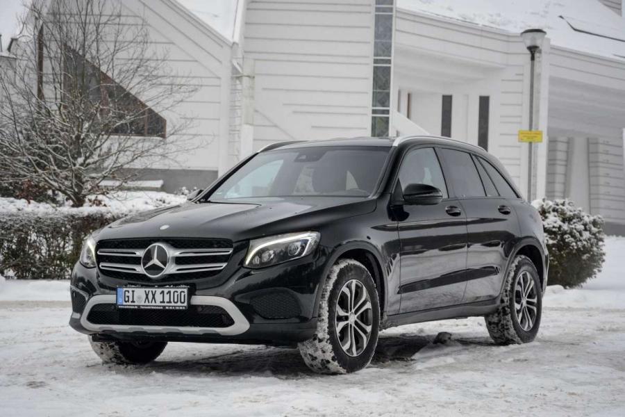 Black Mercedes-Benz GLC 250 2016 in Elektrenai, with an engine capacity of 2.14 L and mileage of 210 thousand km for 17900 €, photo 3 on AUTOMOTO.COM.LV