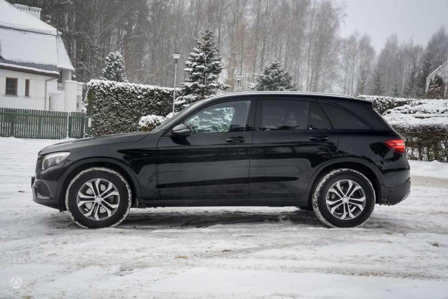 Black Mercedes-Benz GLC 250 2016 in Elektrenai, with an engine capacity of 2.14 L and mileage of 210 thousand km for 17900 €, photo 4 on AUTOMOTO.COM.LV