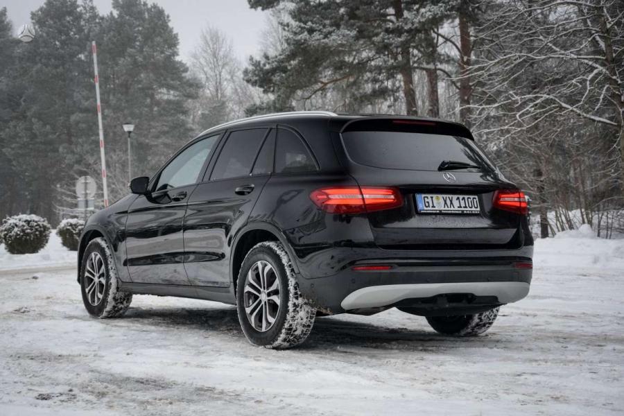 Black Mercedes-Benz GLC 250 2016 in Elektrenai, with an engine capacity of 2.14 L and mileage of 210 thousand km for 17900 €, photo 5 on AUTOMOTO.COM.LV