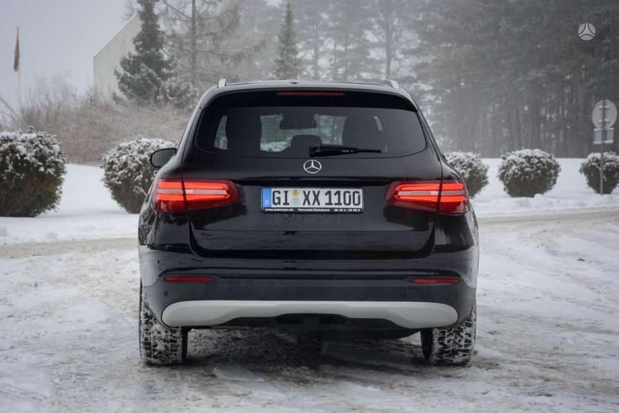 Black Mercedes-Benz GLC 250 2016 in Elektrenai, with an engine capacity of 2.14 L and mileage of 210 thousand km for 17900 €, photo 6 on AUTOMOTO.COM.LV