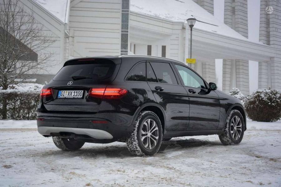 Black Mercedes-Benz GLC 250 2016 in Elektrenai, with an engine capacity of 2.14 L and mileage of 210 thousand km for 17900 €, photo 7 on AUTOMOTO.COM.LV