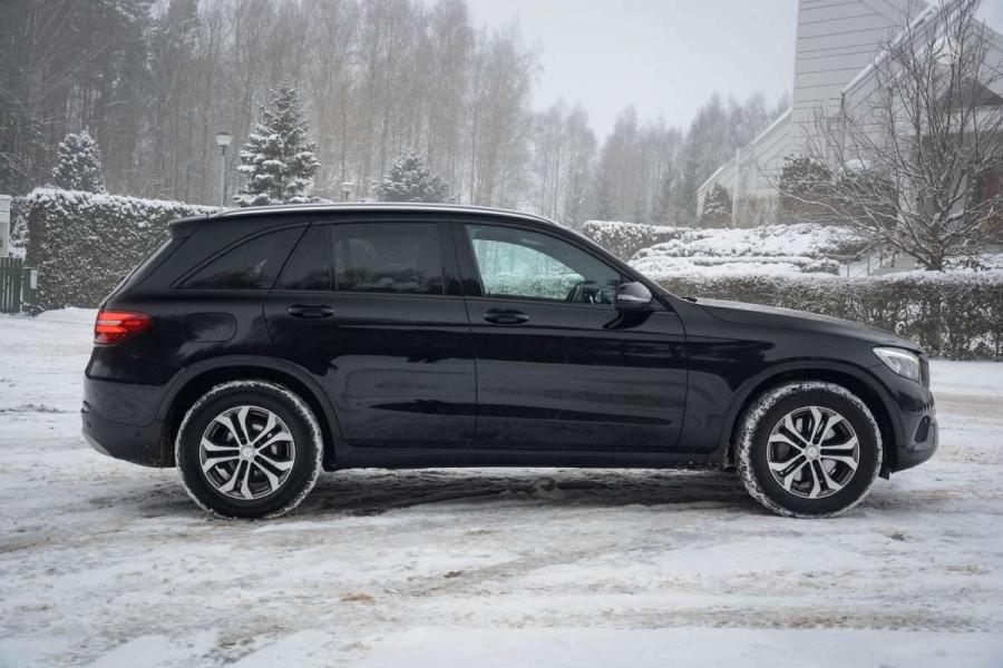 Black Mercedes-Benz GLC 250 2016 in Elektrenai, with an engine capacity of 2.14 L and mileage of 210 thousand km for 17900 €, photo 8 on AUTOMOTO.COM.LV