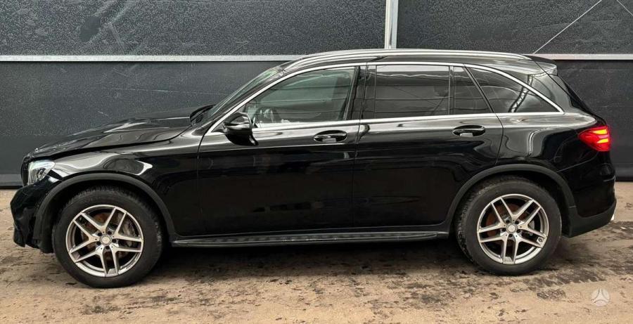 Melns Mercedes-Benz GLC 250 2016 Vievis, ar dzinēja tilpumu 2.14 L un nobraukumu 240 tūkst. km par 8000 €, foto 3 vietnē AUTOMOTO.COM.LV