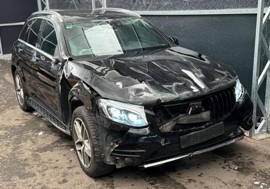 Melns Mercedes-Benz GLC 250 2016 Vievis, ar dzinēja tilpumu 2.14 L un nobraukumu 240 tūkst. km par 8000 €, foto 6 vietnē AUTOMOTO.COM.LV