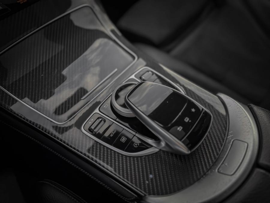 Black Mercedes-Benz GLC 250 2016 in Riga, with an engine capacity of 2.20 L and mileage of 221 thousand km for 20300 €, photo 5 on AUTOMOTO.COM.LV