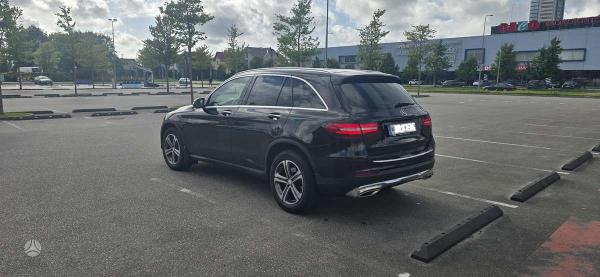 Melns Mercedes-Benz GLC 250 2016 Klaipėda, ar dzinēja tilpumu 1.99 L un nobraukumu 140 tūkst. km par 22250 €, foto 4 vietnē AUTOMOTO.COM.LV