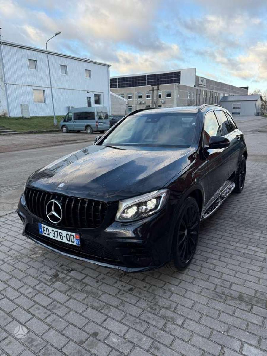 Melns Mercedes-Benz GLC 250 2017 Telšiai, ar dzinēja tilpumu 2.14 L un nobraukumu 180 tūkst. km par 14800 €, foto 3 vietnē AUTOMOTO.COM.LV