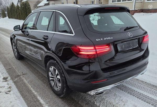 Melns Mercedes-Benz GLC 250 2017 Utena, ar dzinēja tilpumu 2.14 L un nobraukumu 250 tūkst. km par 18500 €, foto 4 vietnē AUTOMOTO.COM.LV