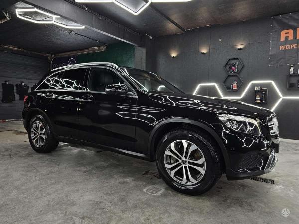 Black Mercedes-Benz GLC 250 2017 in Mazeikiai, with an engine capacity of 2.14 L and mileage of 210 thousand km for 21950 €, photo 2 on AUTOMOTO.COM.LV