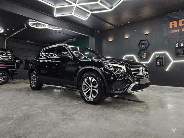 Black Mercedes-Benz GLC 250 2017 in Mazeikiai, with an engine capacity of 2.14 L and mileage of 210 thousand km for 21950 €, photo 3 on AUTOMOTO.COM.LV