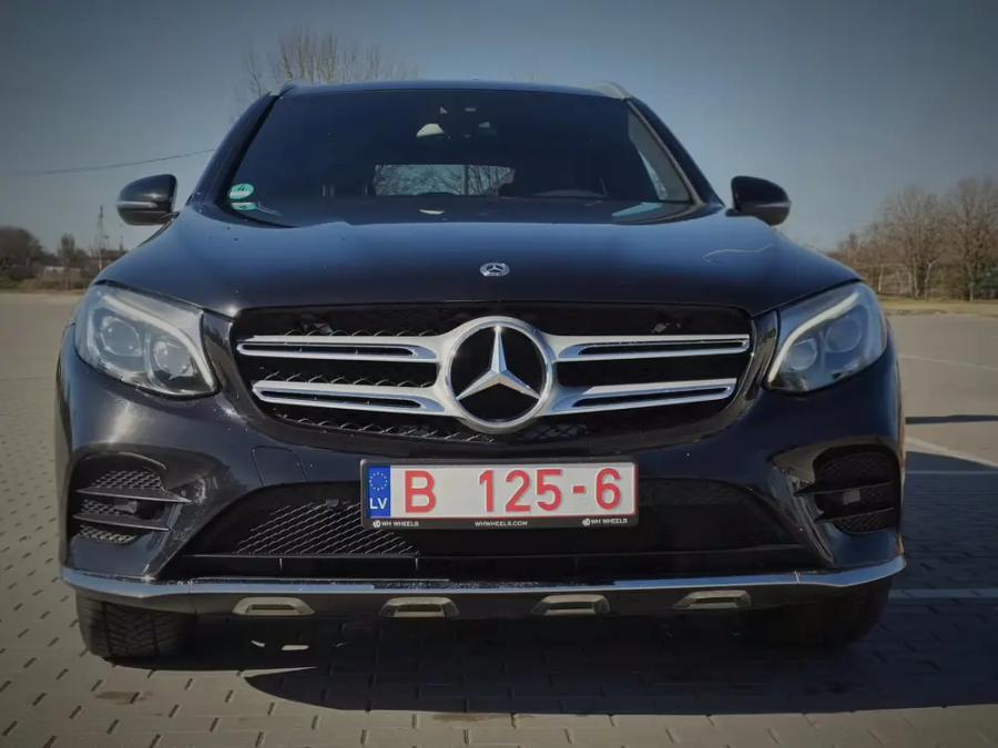 Black Mercedes-Benz GLC 250 2017 in Riga, with an engine capacity of 2.20 L and mileage of 264 thousand km for 18100 €, photo 3 on AUTOMOTO.COM.LV