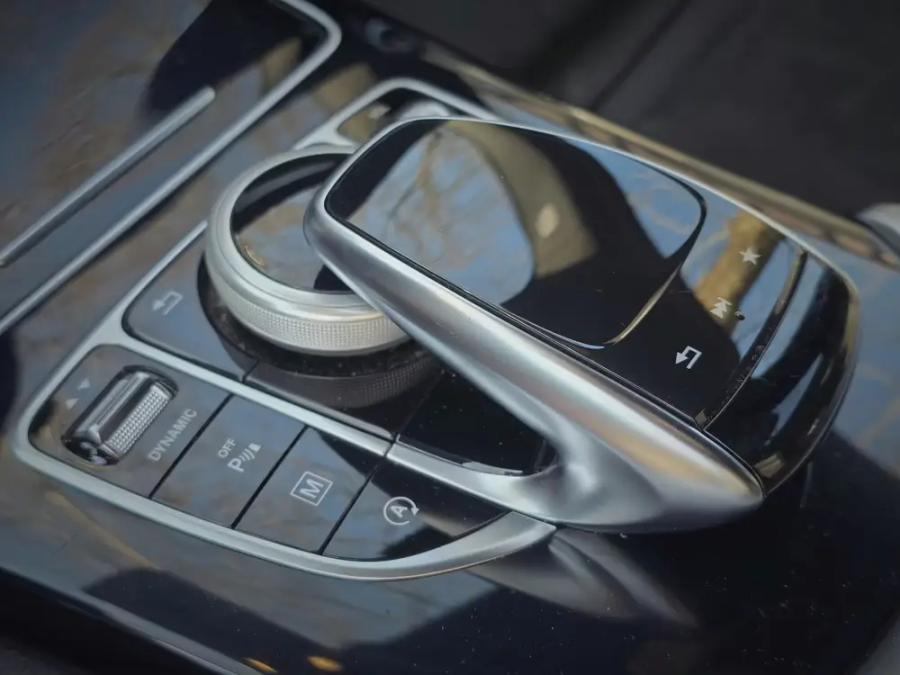 Black Mercedes-Benz GLC 250 2017 in Riga, with an engine capacity of 2.20 L and mileage of 264 thousand km for 18100 €, photo 15 on AUTOMOTO.COM.LV