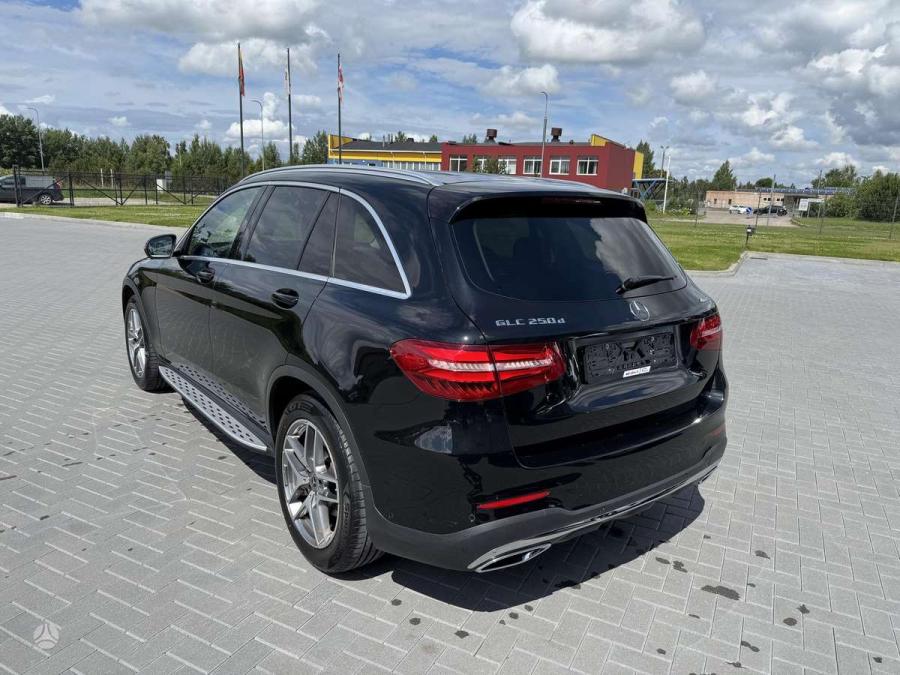Black Mercedes-Benz GLC 250 2017 in Telschi, with an engine capacity of 2.14 L and mileage of 218 thousand km for 17999 €, photo 5 on AUTOMOTO.COM.LV