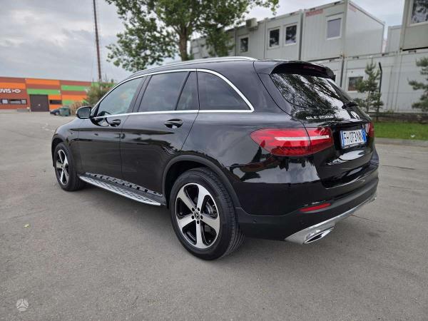 Black Mercedes-Benz GLC 250 2017 in Klaipeda, with an engine capacity of 2.14 L and mileage of 256 thousand km for 18500 €, photo 3 on AUTOMOTO.COM.LV