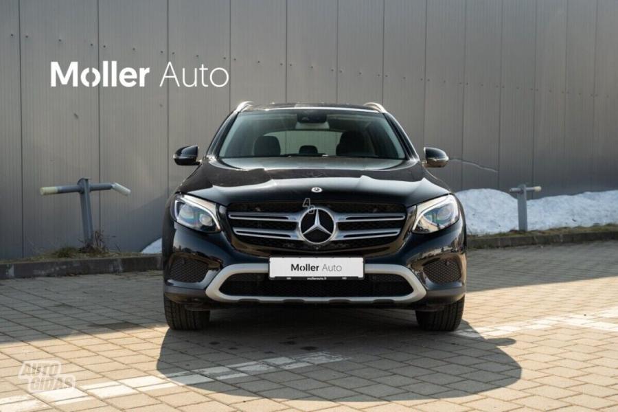 Black Mercedes-Benz GLC 250 2018 in Vilnius, with an engine capacity of 2.00 L and mileage of 103 thousand km for 23000 €, photo 4 on AUTOMOTO.COM.LV