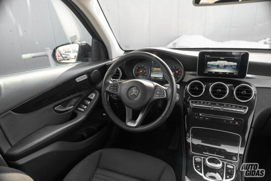 Black Mercedes-Benz GLC 250 2018 in Vilnius, with an engine capacity of 2.00 L and mileage of 103 thousand km for 23000 €, photo 13 on AUTOMOTO.COM.LV