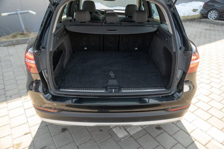 Black Mercedes-Benz GLC 250 2018 in Vilnius, with an engine capacity of 2.00 L and mileage of 103 thousand km for 23000 €, photo 21 on AUTOMOTO.COM.LV
