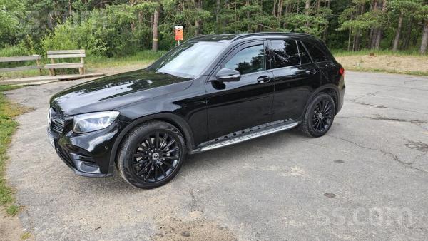 Black Mercedes-Benz GLC 250 2018 in Riga, with an engine capacity of 2.50 L and mileage of 123 thousand km for 25650 €, photo 2 on AUTOMOTO.COM.LV