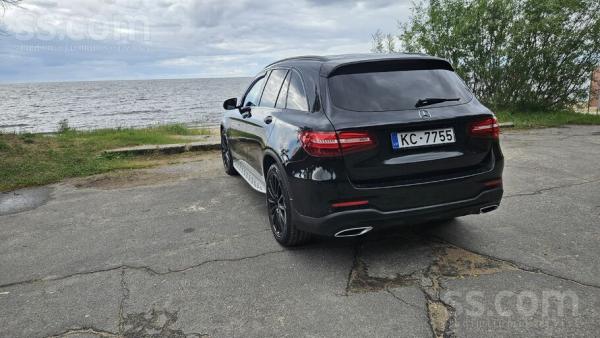 Black Mercedes-Benz GLC 250 2018 in Riga, with an engine capacity of 2.50 L and mileage of 123 thousand km for 25650 €, photo 4 on AUTOMOTO.COM.LV