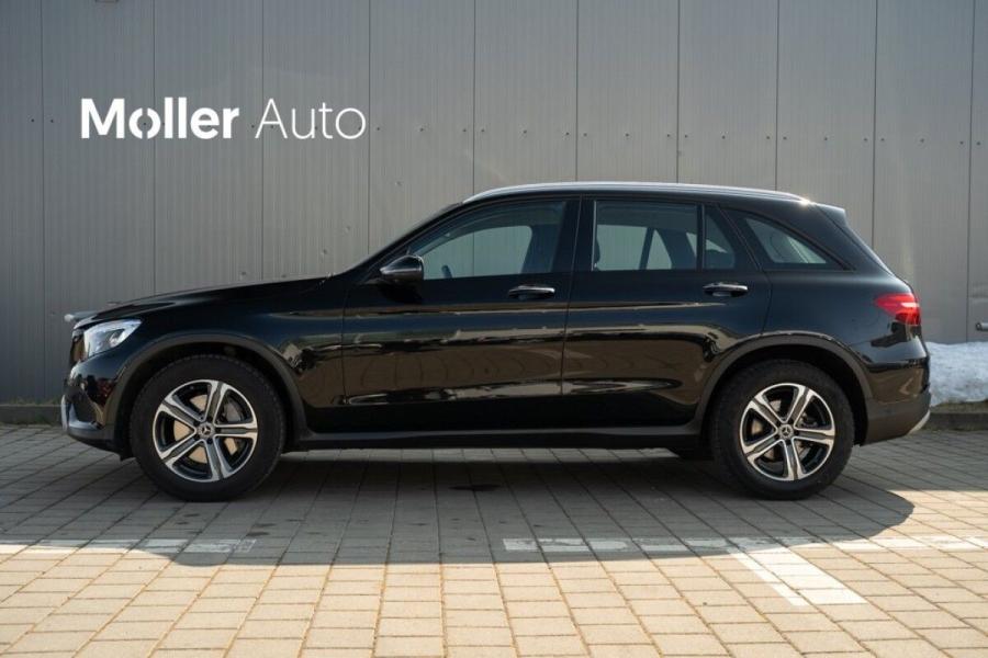 Black Mercedes-Benz GLC 250 2018 in Vilnius, with an engine capacity of 2.00 L and mileage of 103 thousand km for 19700 €, photo 3 on AUTOMOTO.COM.LV