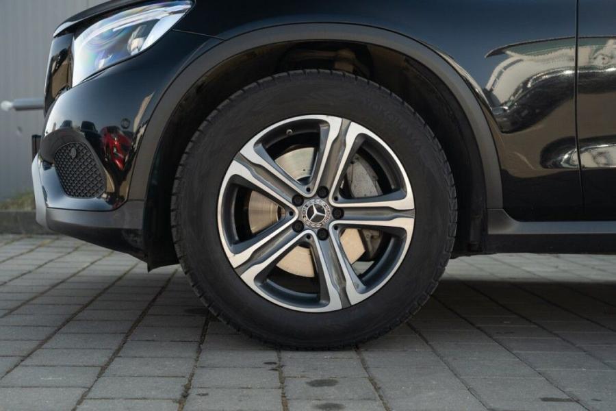 Black Mercedes-Benz GLC 250 2018 in Vilnius, with an engine capacity of 2.00 L and mileage of 103 thousand km for 19700 €, photo 4 on AUTOMOTO.COM.LV