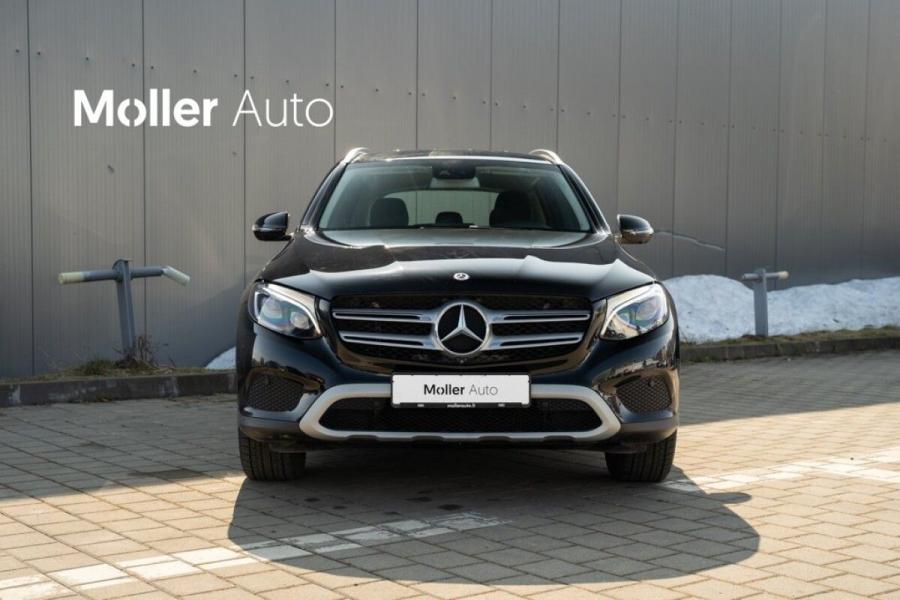 Black Mercedes-Benz GLC 250 2018 in Vilnius, with an engine capacity of 2.00 L and mileage of 103 thousand km for 19700 €, photo 5 on AUTOMOTO.COM.LV