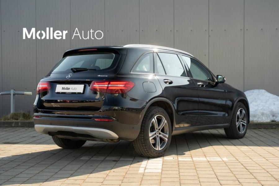 Black Mercedes-Benz GLC 250 2018 in Vilnius, with an engine capacity of 2.00 L and mileage of 103 thousand km for 19700 €, photo 7 on AUTOMOTO.COM.LV