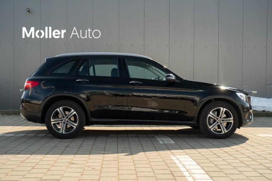 Black Mercedes-Benz GLC 250 2018 in Vilnius, with an engine capacity of 2.00 L and mileage of 103 thousand km for 19700 €, photo 8 on AUTOMOTO.COM.LV