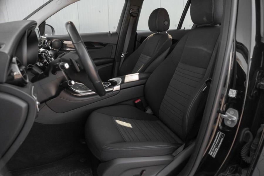 Black Mercedes-Benz GLC 250 2018 in Vilnius, with an engine capacity of 2.00 L and mileage of 103 thousand km for 19700 €, photo 10 on AUTOMOTO.COM.LV