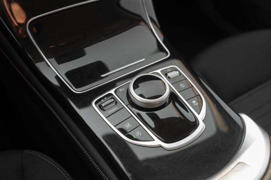 Black Mercedes-Benz GLC 250 2018 in Vilnius, with an engine capacity of 2.00 L and mileage of 103 thousand km for 19700 €, photo 16 on AUTOMOTO.COM.LV