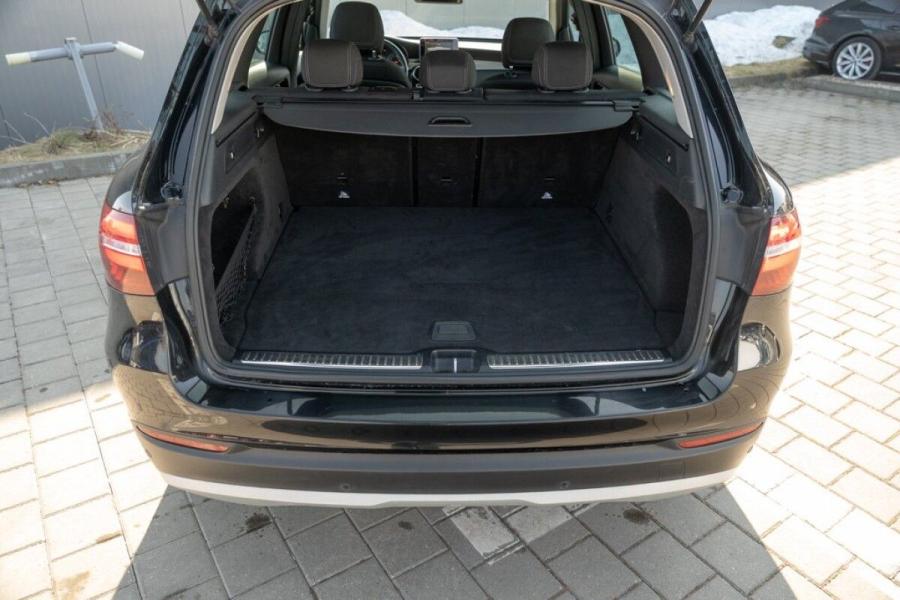 Black Mercedes-Benz GLC 250 2018 in Vilnius, with an engine capacity of 2.00 L and mileage of 103 thousand km for 19700 €, photo 22 on AUTOMOTO.COM.LV