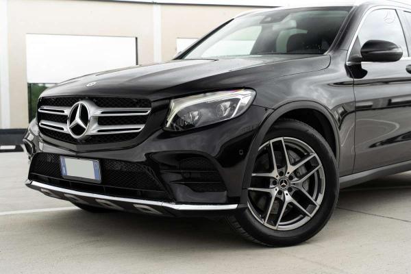 Black Mercedes-Benz GLC 250 2018 in Vilnius, with an engine capacity of 2.14 L and mileage of 319 thousand km for 14900 €, photo 4 on AUTOMOTO.COM.LV