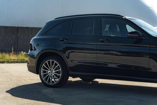 Black Mercedes-Benz GLC 250 2018 in Klaipeda, with an engine capacity of 2.14 L and mileage of 180 thousand km for 30000 €, photo 9 on AUTOMOTO.COM.LV