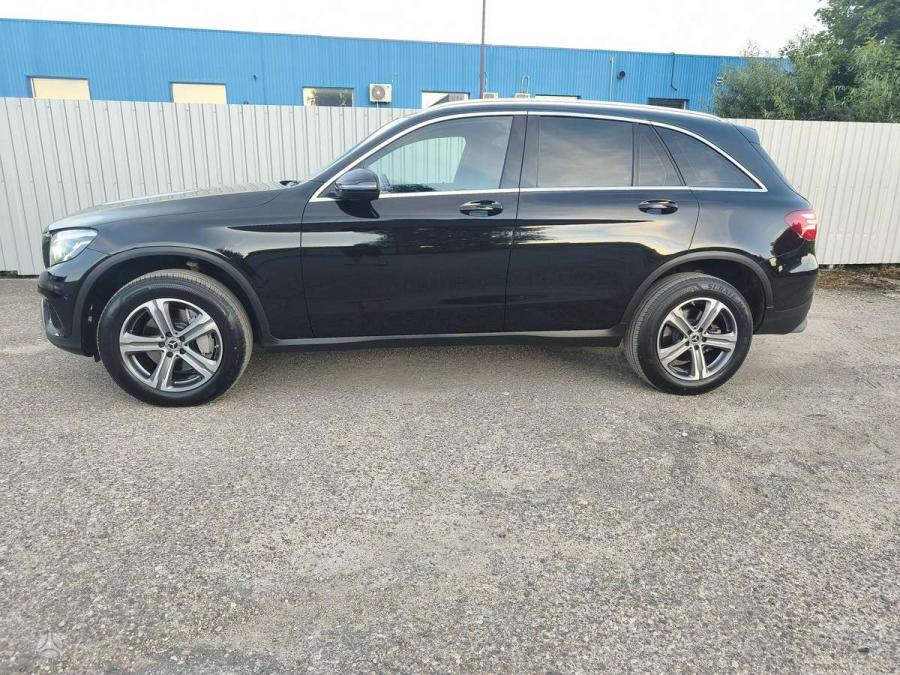 Melns Mercedes-Benz GLC 250 2018 Šauļi, ar dzinēja tilpumu 2.00 L un nobraukumu 58 tūkst. km par 20500 €, foto 3 vietnē AUTOMOTO.COM.LV
